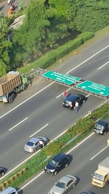 Tiang Rambu Tol Dievakusi, Lalin Jakarta-Tangerang Masih Macet hingga 6 Km