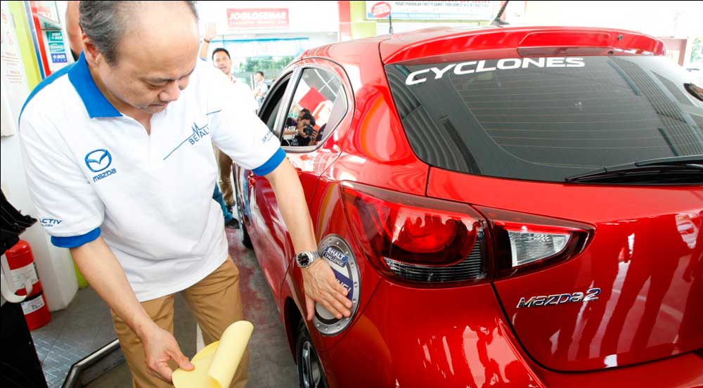 All New Mazda2 Lintasi Tiga Pulau hanya Pakai 44 Liter BBM