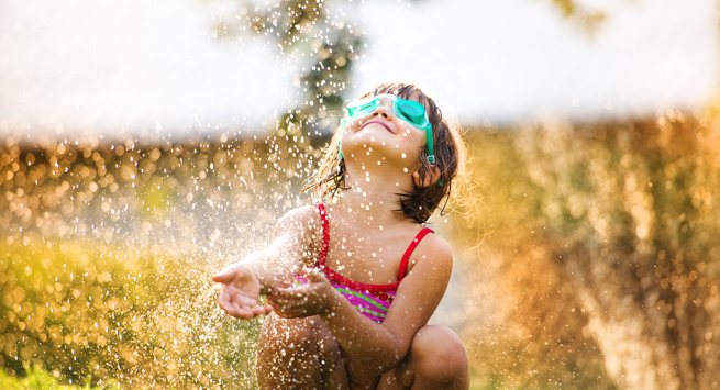 Cara Menyenangkan Bermain Air dengan Anak